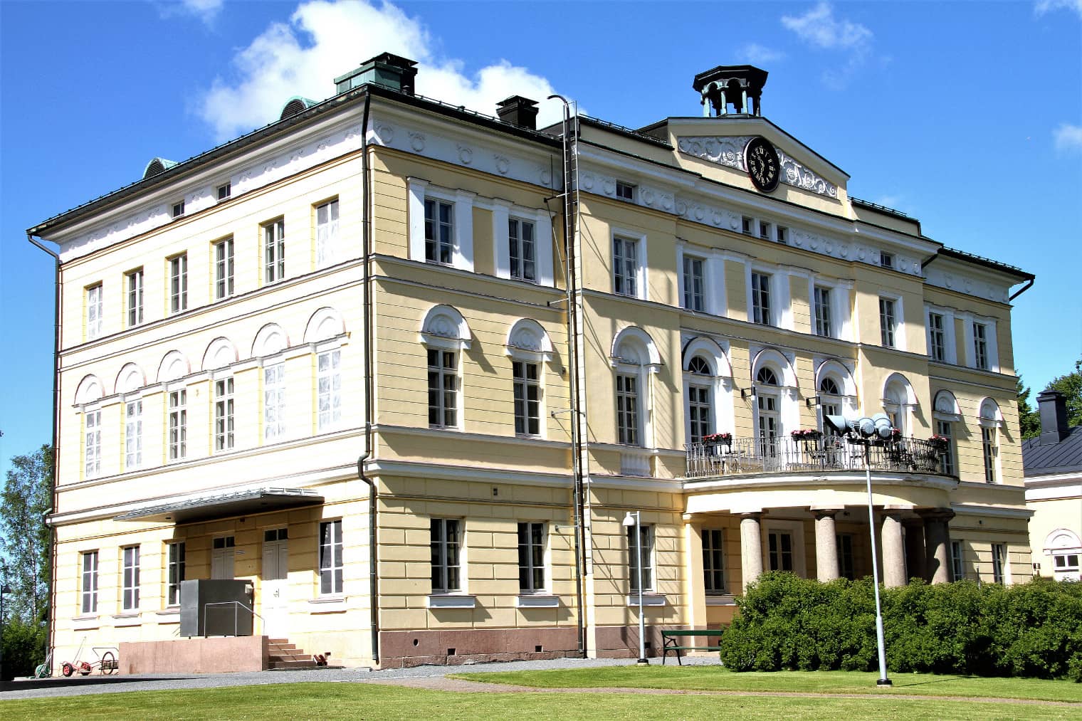 Vuojoen kartano on eräs Suomen hienoimmista empirerakennuksista ...