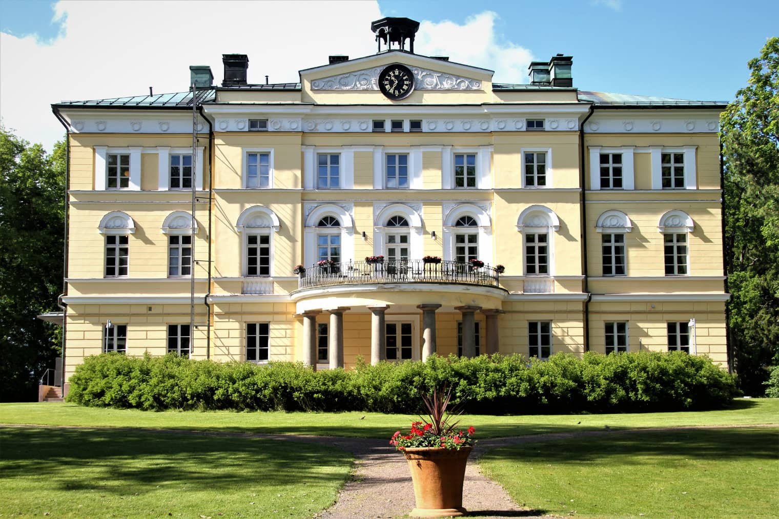 Vuojoen kartano on eräs Suomen hienoimmista empirerakennuksista ...