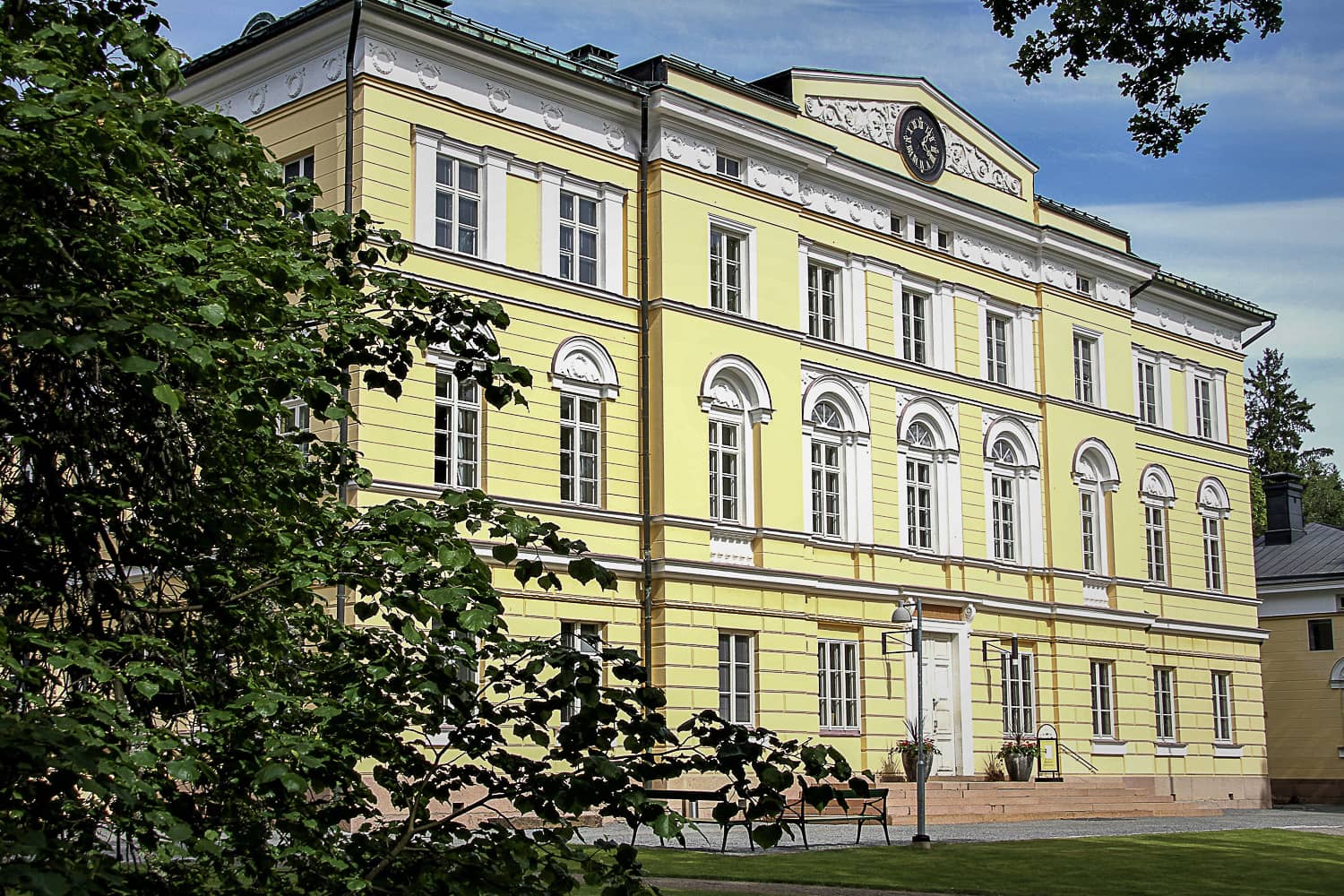 Vuojoen kartano on eräs Suomen hienoimmista empirerakennuksista ...