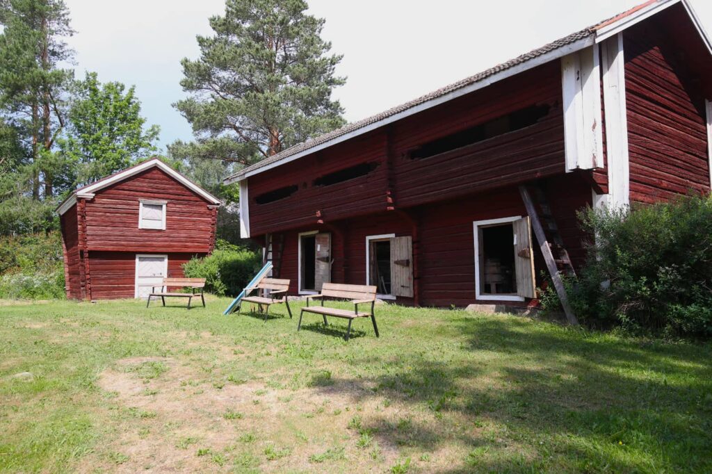 Iisakin Jussin tupa ulkorakennuksineen sijaitsee alkuperäisellä ...