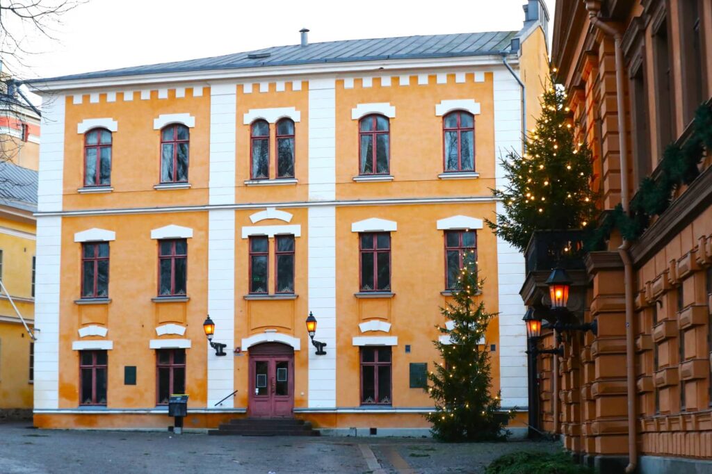 Vanha Raatihuone on yhä ilman tornia ja tornikelloa - Jälkipeli.net